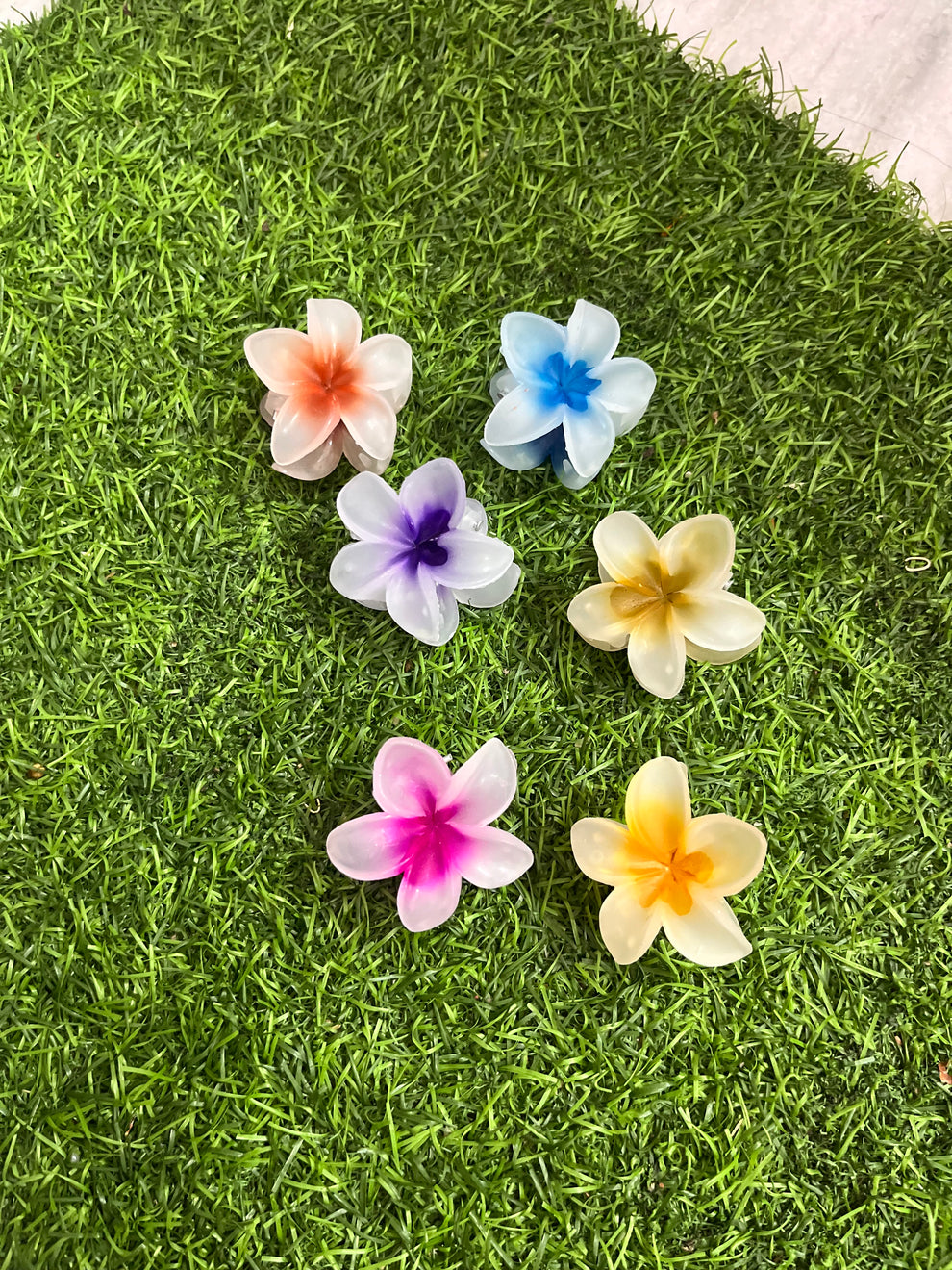 Mini flower claw clip clutcher🌸🌷 – Avara Aesthetic